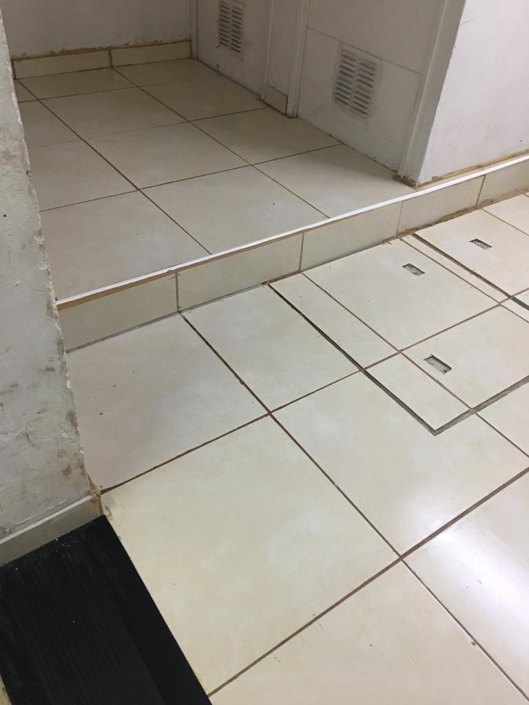 Instalación piso cerámico en sector bodegas – COMUNIDAD PLAZA MIRADOR